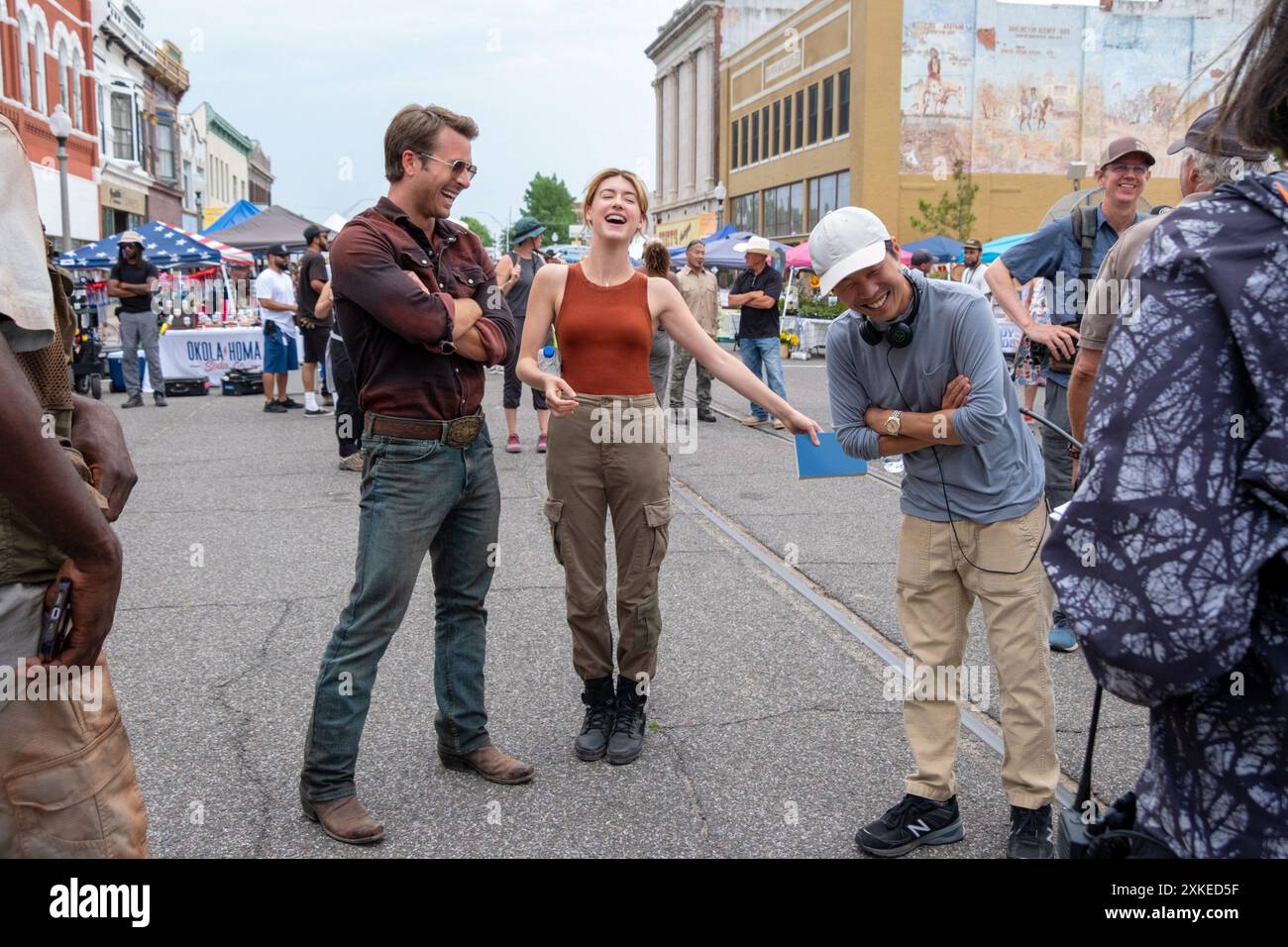 TWISTERS, from left: Glen Powell, Daisy Edgar-Jones, director Lee Isaac ...