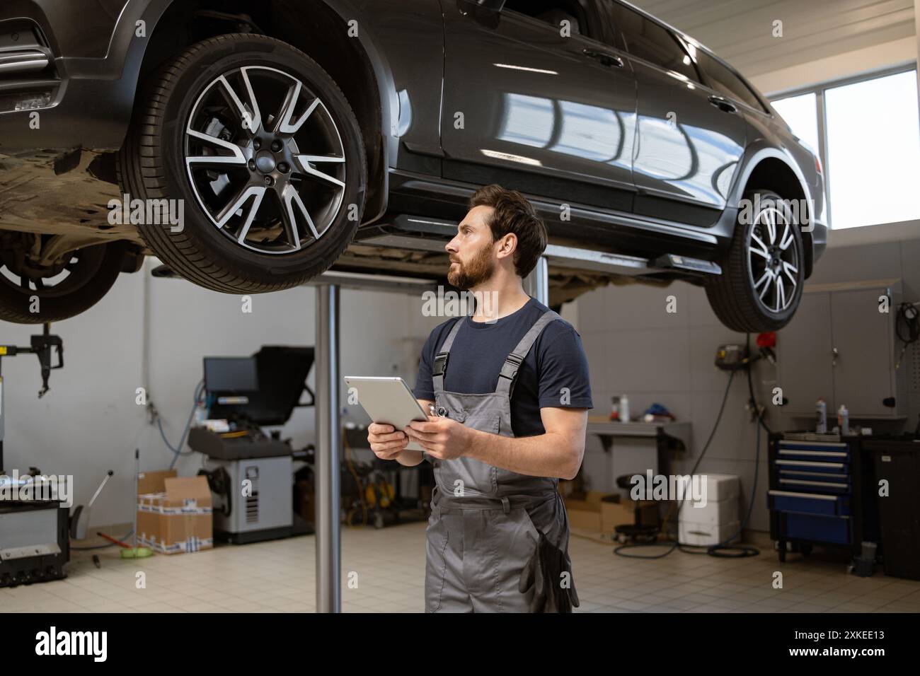 Inspecting tire on vehicle lift hi-res stock photography and images - Alamy