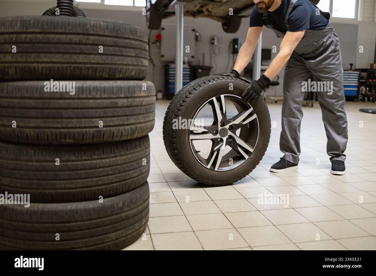 Worker manual handling shop hi-res stock photography and images - Alamy