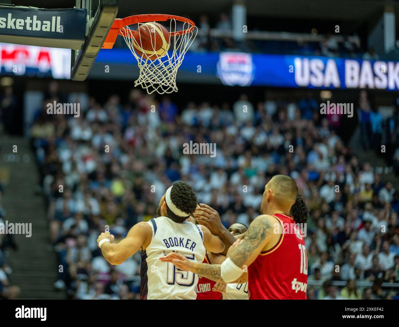 Devin Booker (USA, #15), Daniel Theis (Deutschland, #10), GBR, USA vs ...