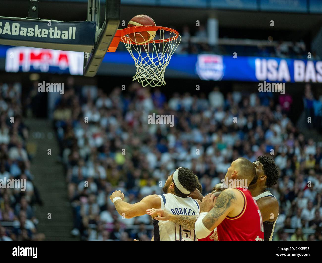 Devin Booker (USA, #15), Daniel Theis (Deutschland, #10), GBR, USA vs ...