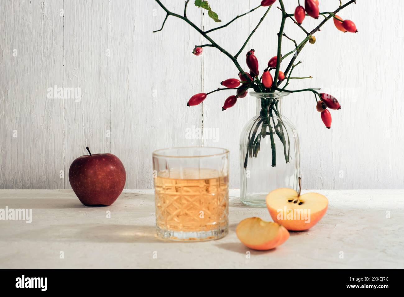 Vase with apples hi-res stock photography and images - Alamy