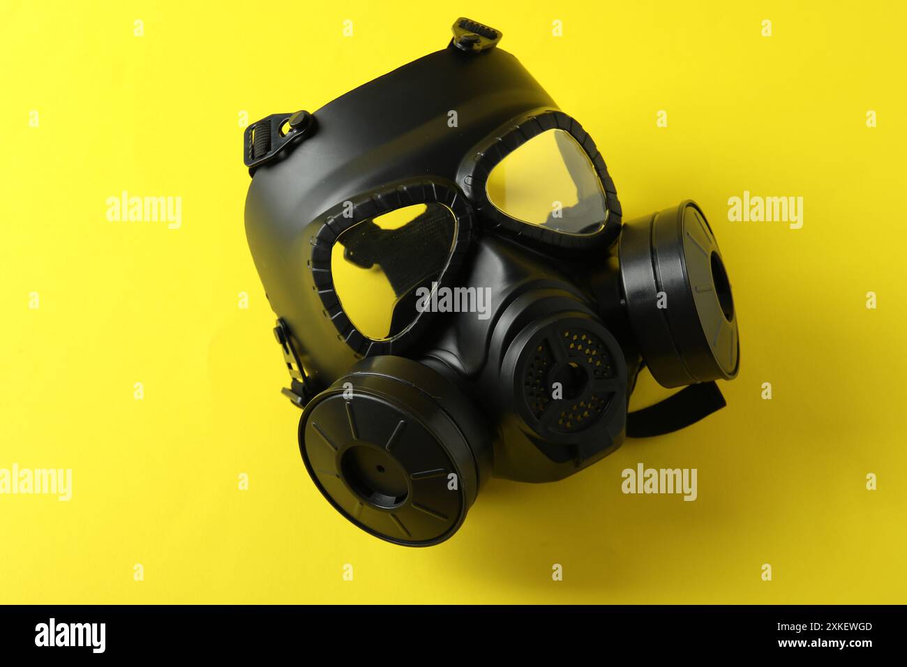 Black gas face mask yellow hi-res stock photography and images - Alamy