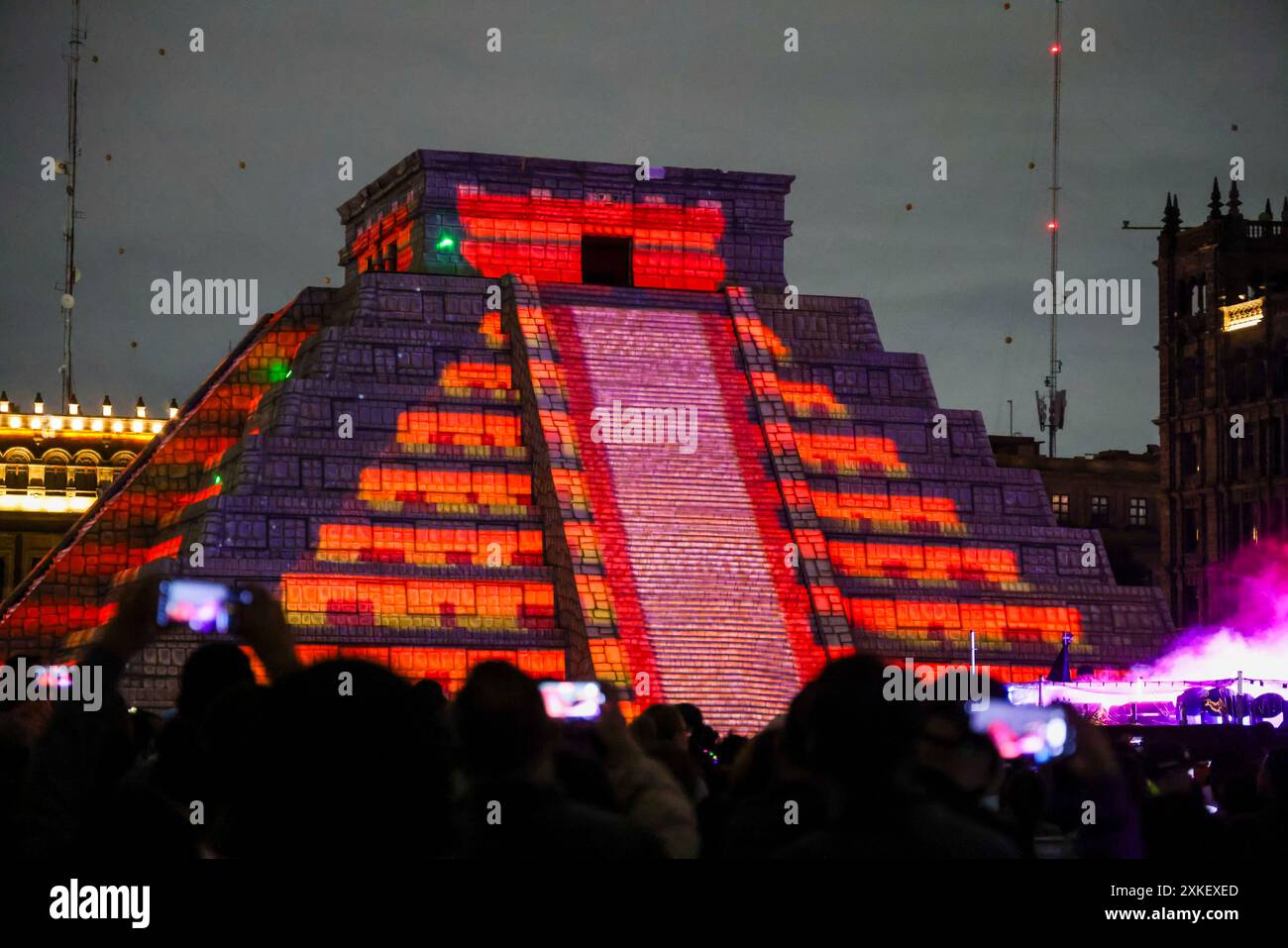 Pirámide iluminada en méxico hi-res stock photography and images - Alamy