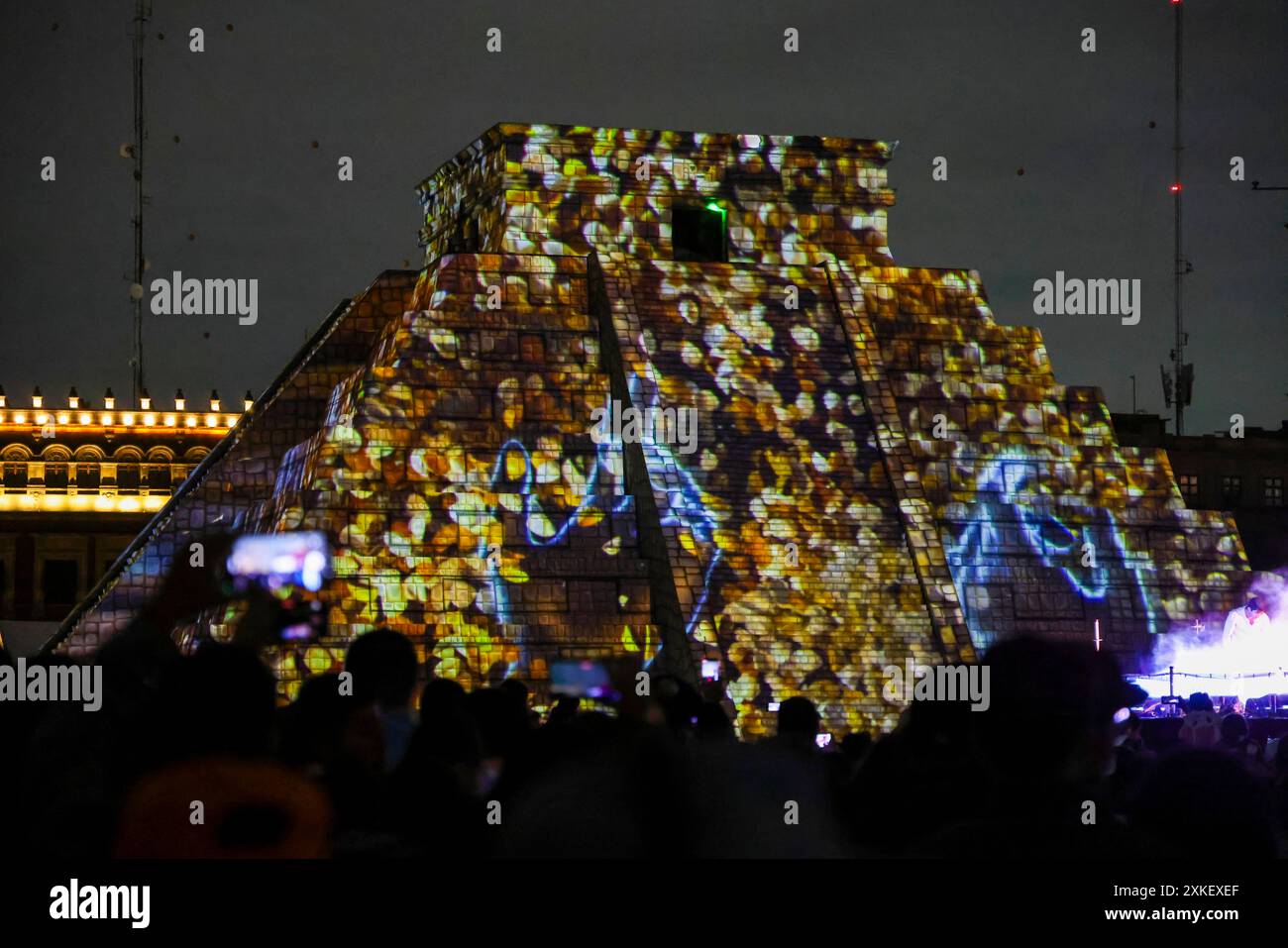 replica of the Kukulkan Pyramid of Chichén Itzá illuminated in a light ...