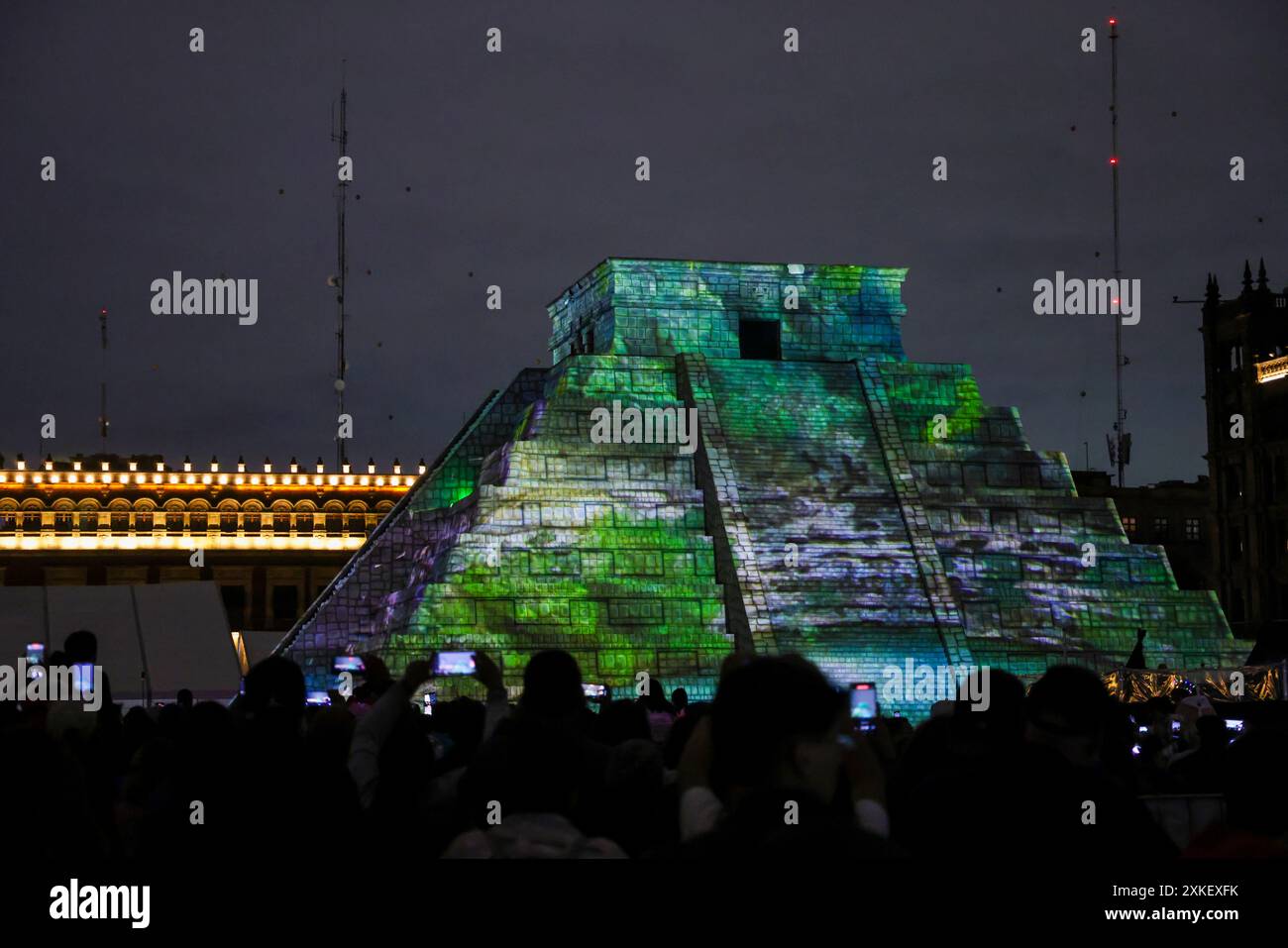 Pirámide iluminada en méxico hi-res stock photography and images - Alamy
