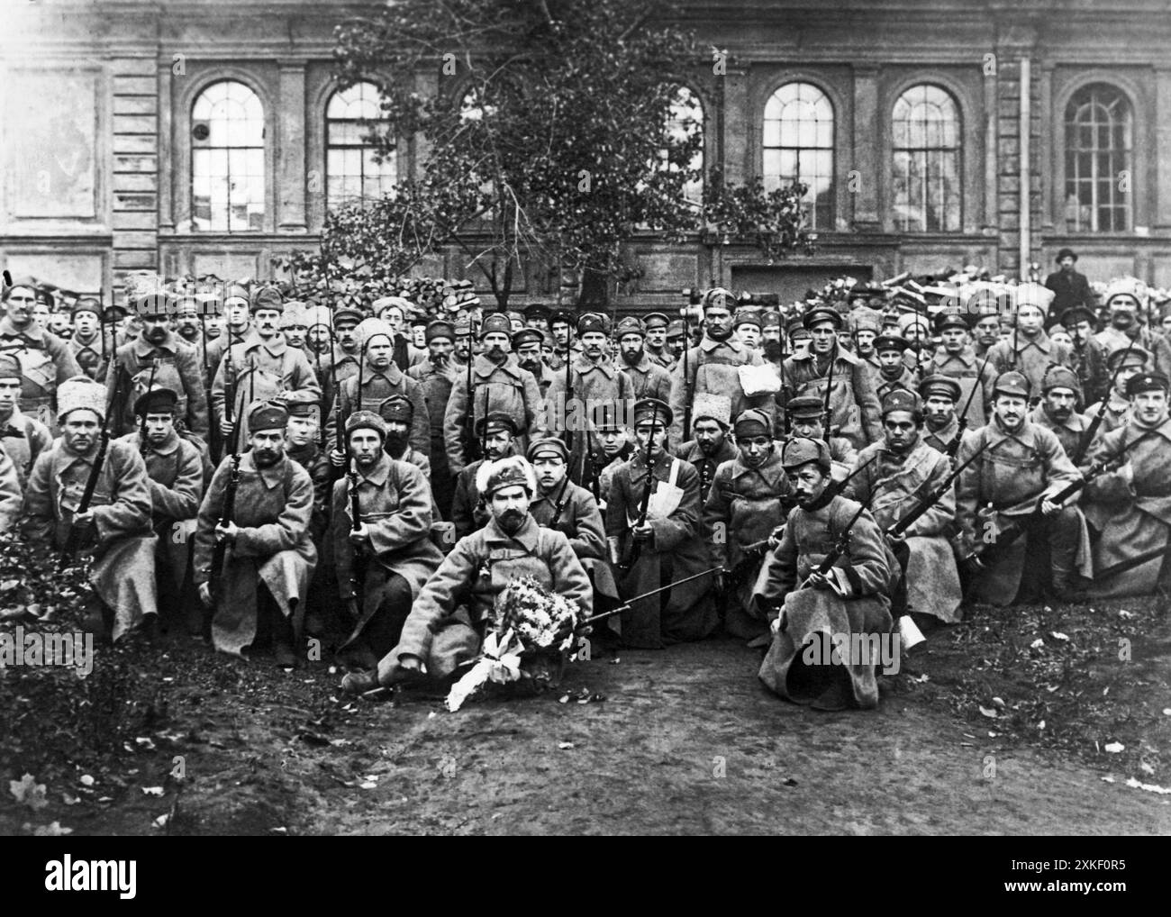 Army soldier uniform weapon holding kneeling military hi-res stock ...