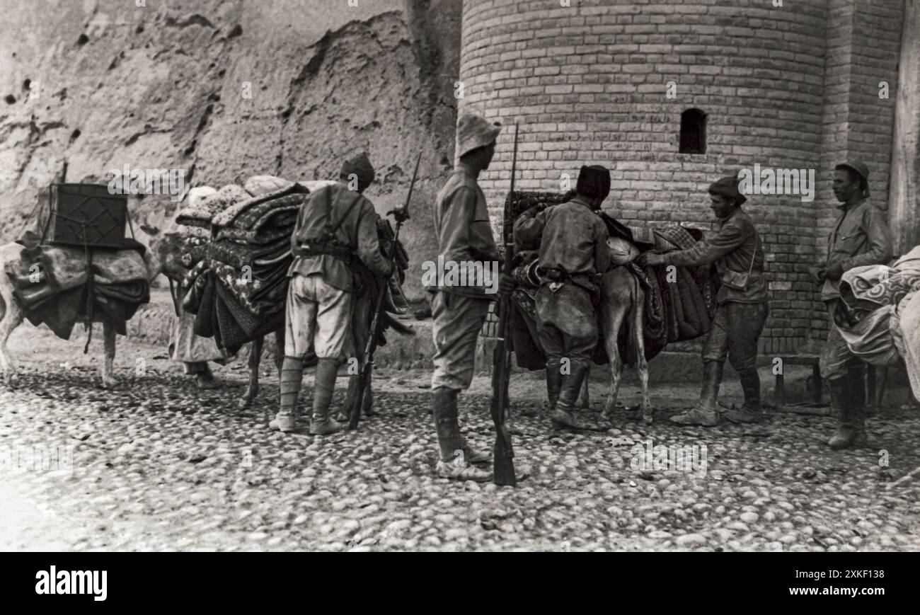 Working animal themes army soldier loading hi-res stock photography and ...