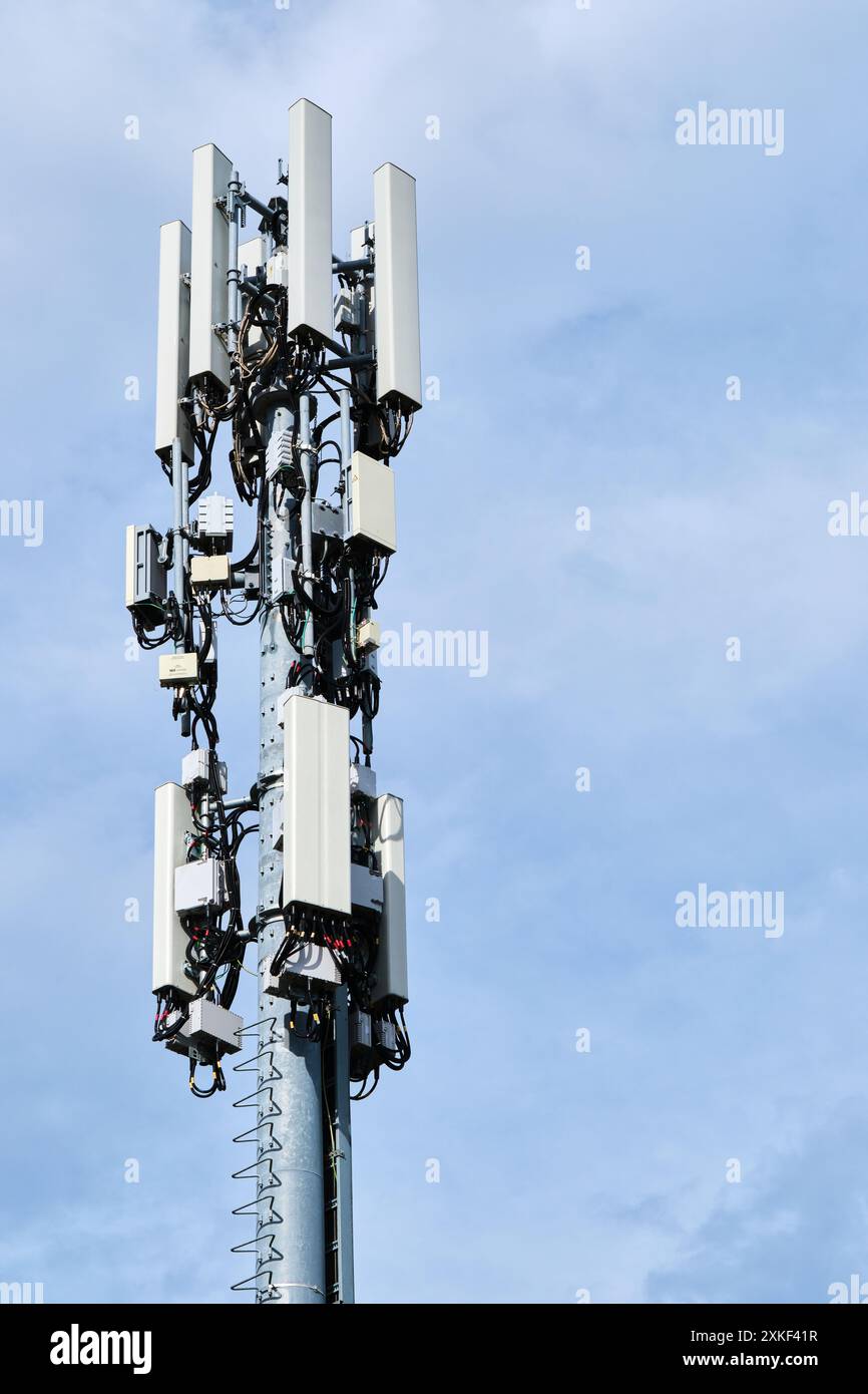 Mobile phone transmission tower hi-res stock photography and images - Alamy