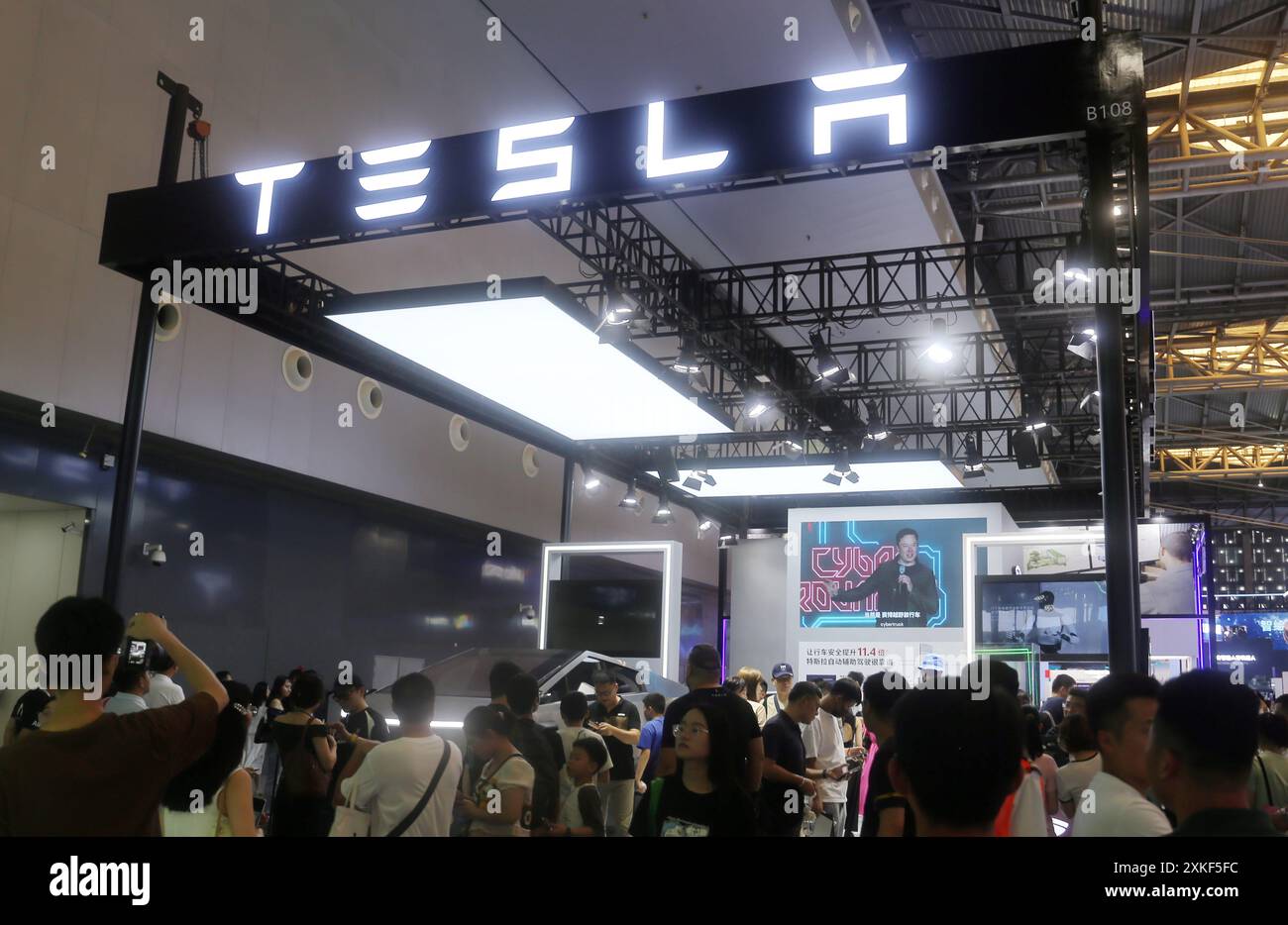 SHANGHAI, CHINA - JULY 7, 2024 - Visitors view Tesla's humanoid robot ...