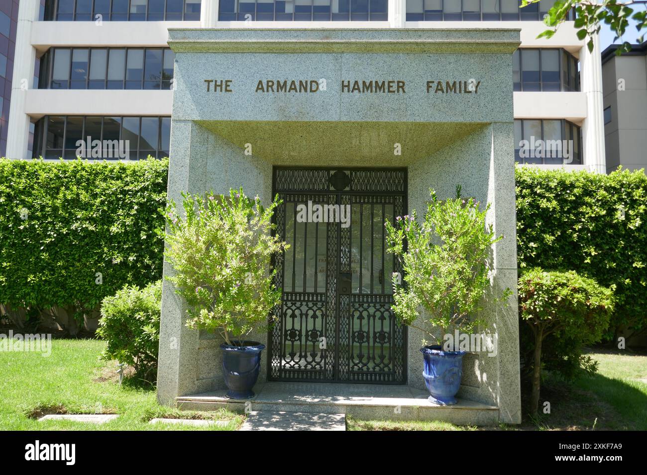 Los Angeles, California, USA 22nd July 2024 Armand Hammer Family Graves ...