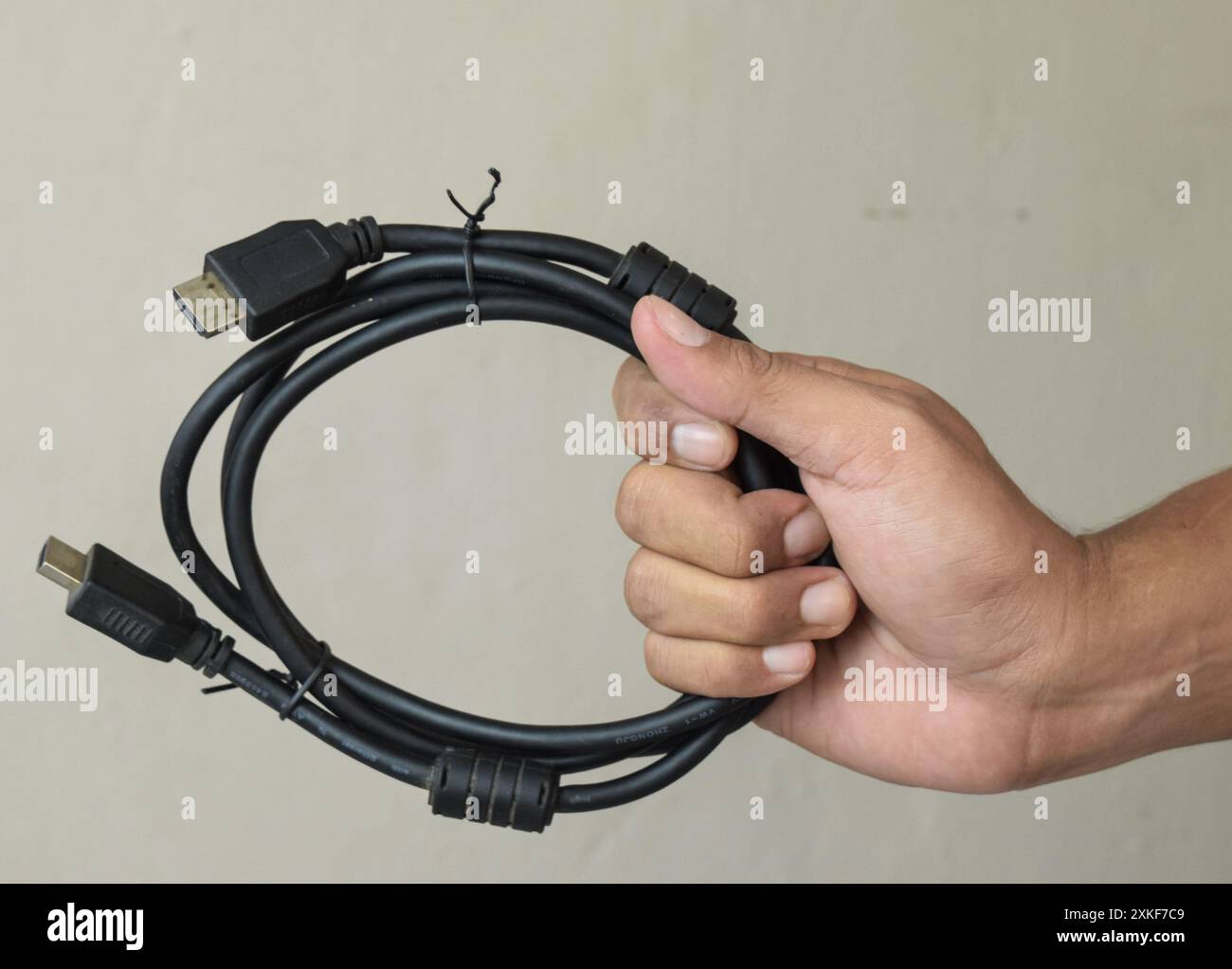 man hands holding black HDMI cable connector Stock Photo - Alamy