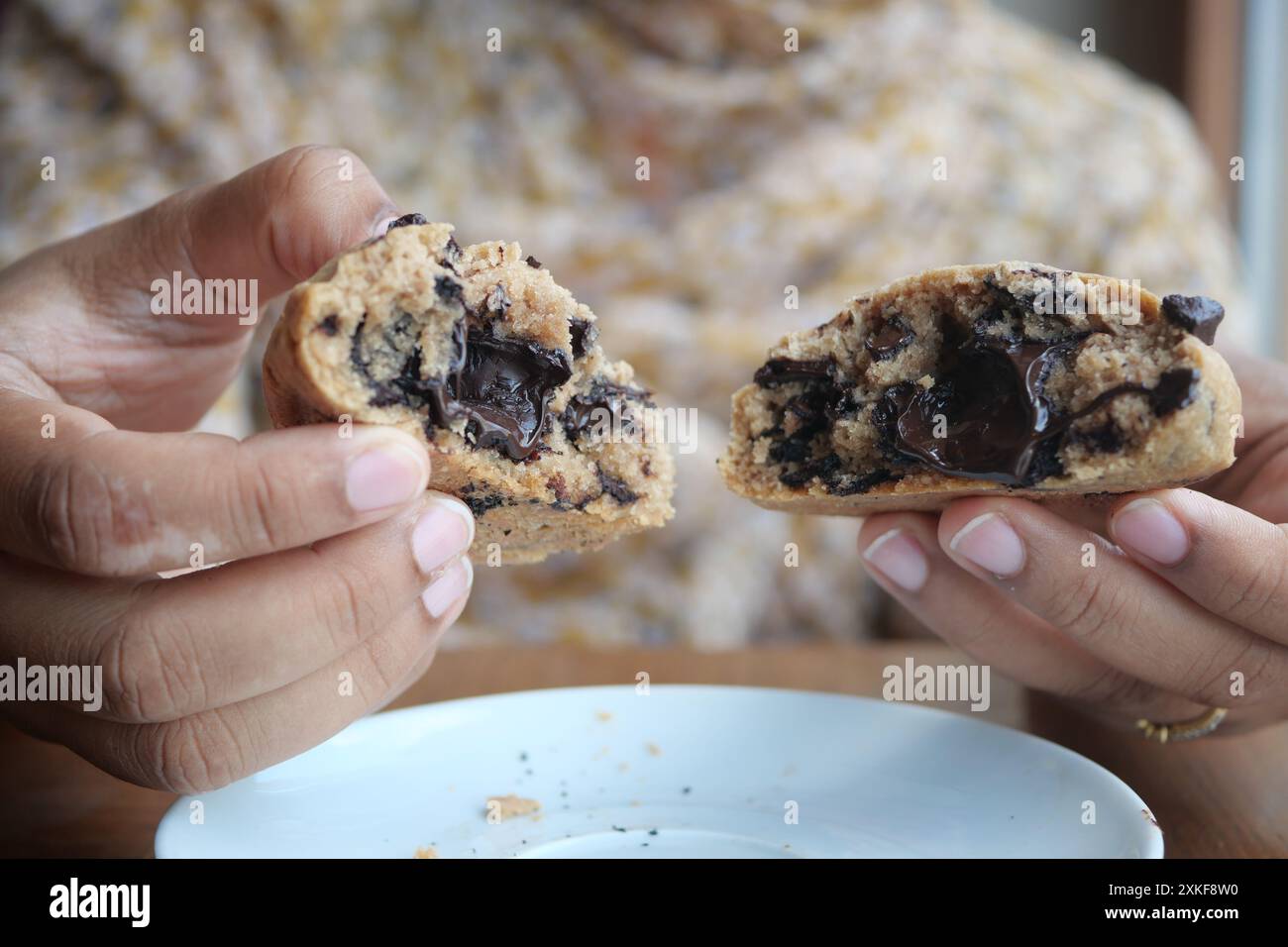 Breaking sweet cookies close up hi-res stock photography and images - Alamy