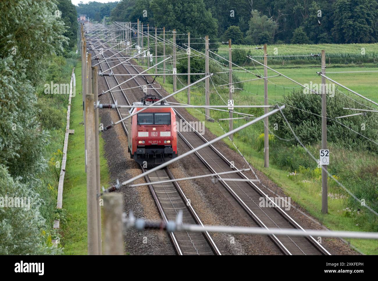 Paulinenaue, Germany. 22nd July, 2024. A class 152 electric locomotive ...