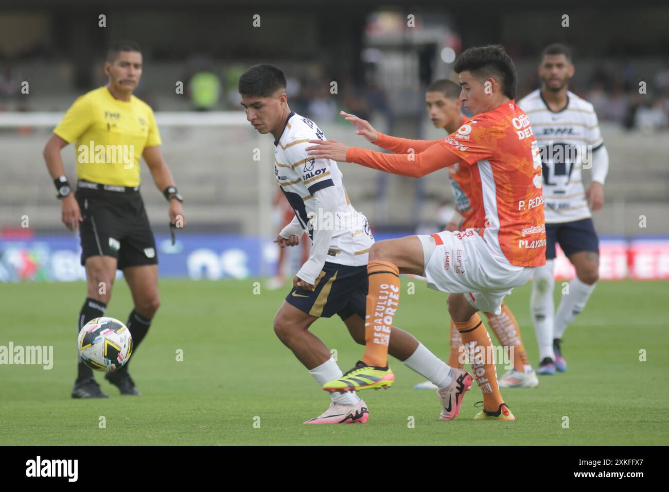 Piero Quispe #27 of Pumas and Pedro Pedraza #5 of Pachuca battle for ...