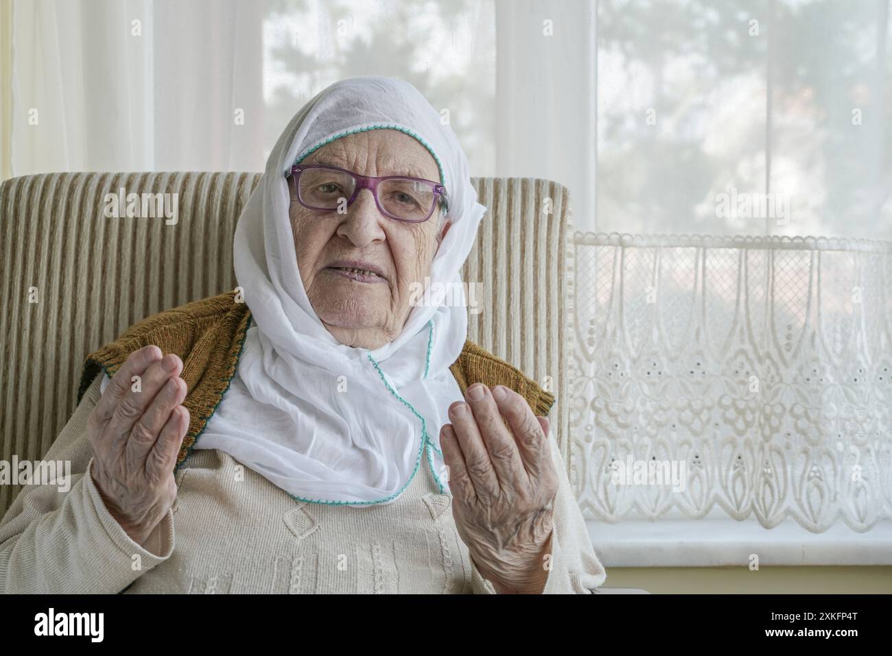 Muslim senior hi-res stock photography and images - Alamy