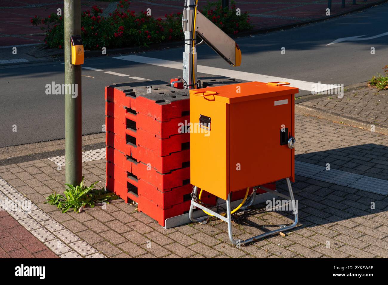 Electrical wires on intersection hi-res stock photography and images ...