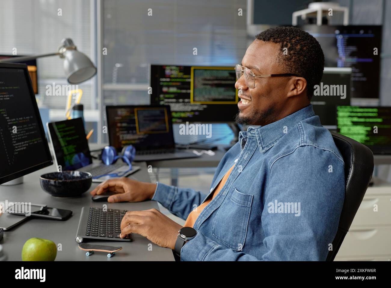 Vertical screen portrait black engineer hi-res stock photography and ...