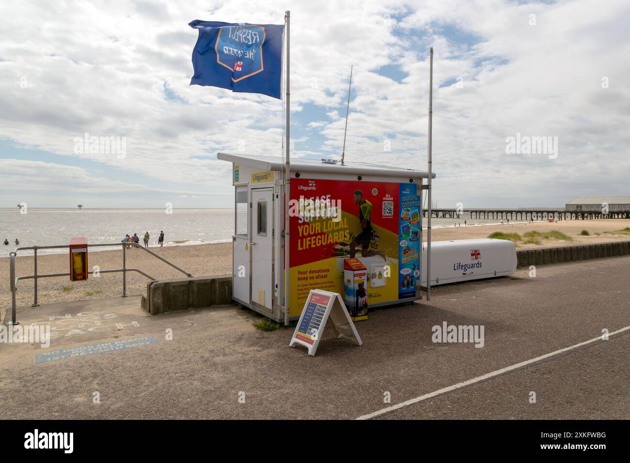 Lifeguards hut hi-res stock photography and images - Alamy