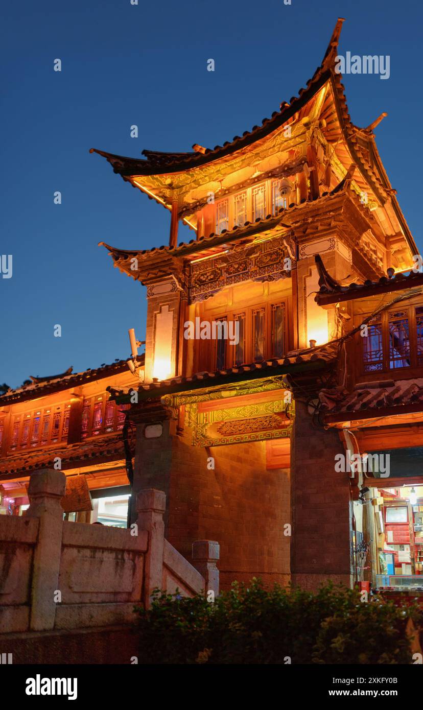 Night view of traditional Chinese wooden building in Lijiang Stock ...