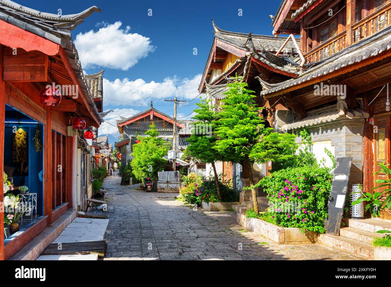 Scenic view of narrow street in the Old Town of Lijiang, China Stock ...