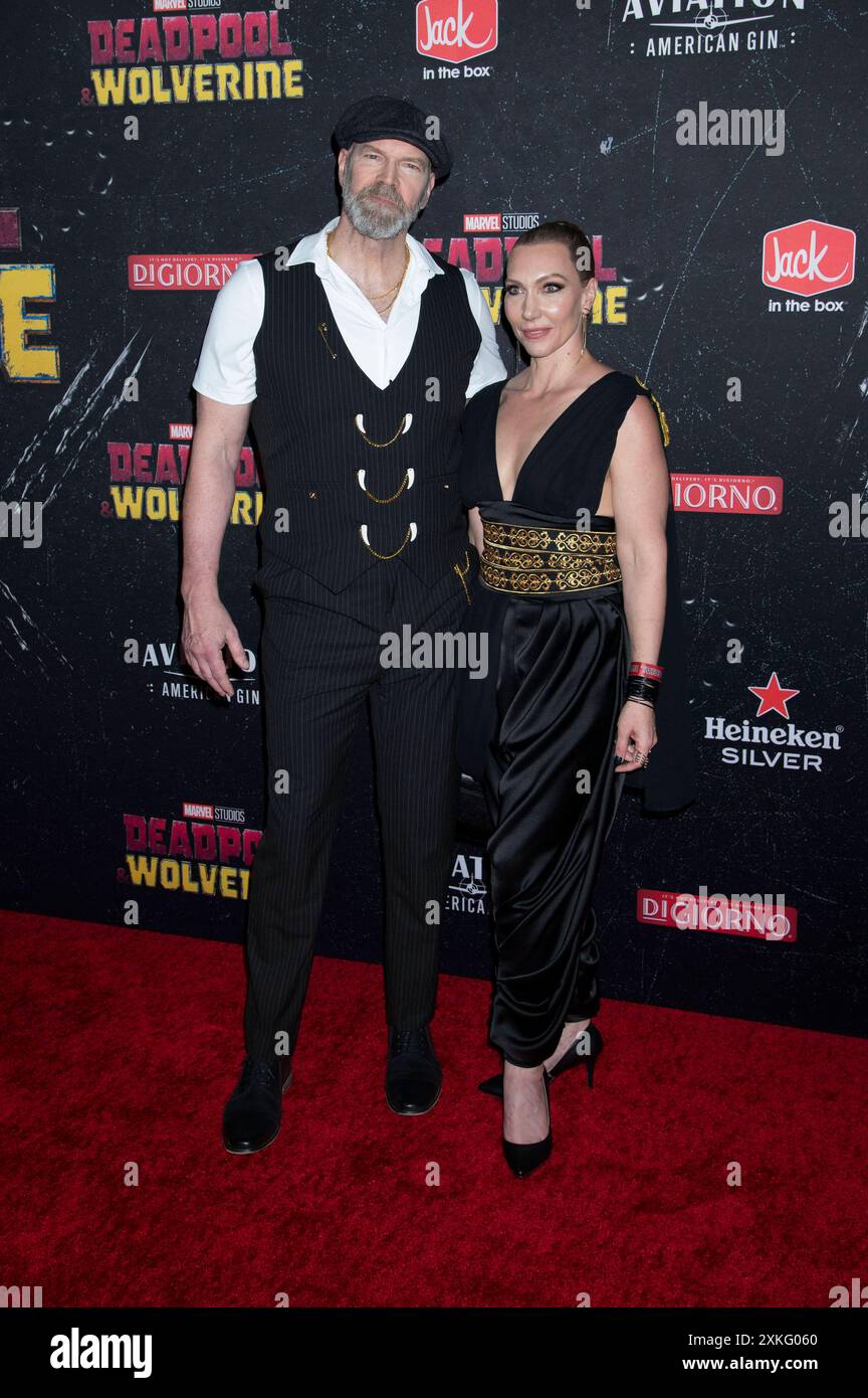 Tyler Mane mit Begleitung bei der Weltpremiere des Kinofilms Deadpool ...
