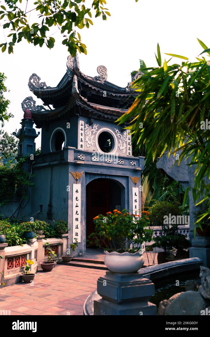 Urban temple experience hi-res stock photography and images - Alamy