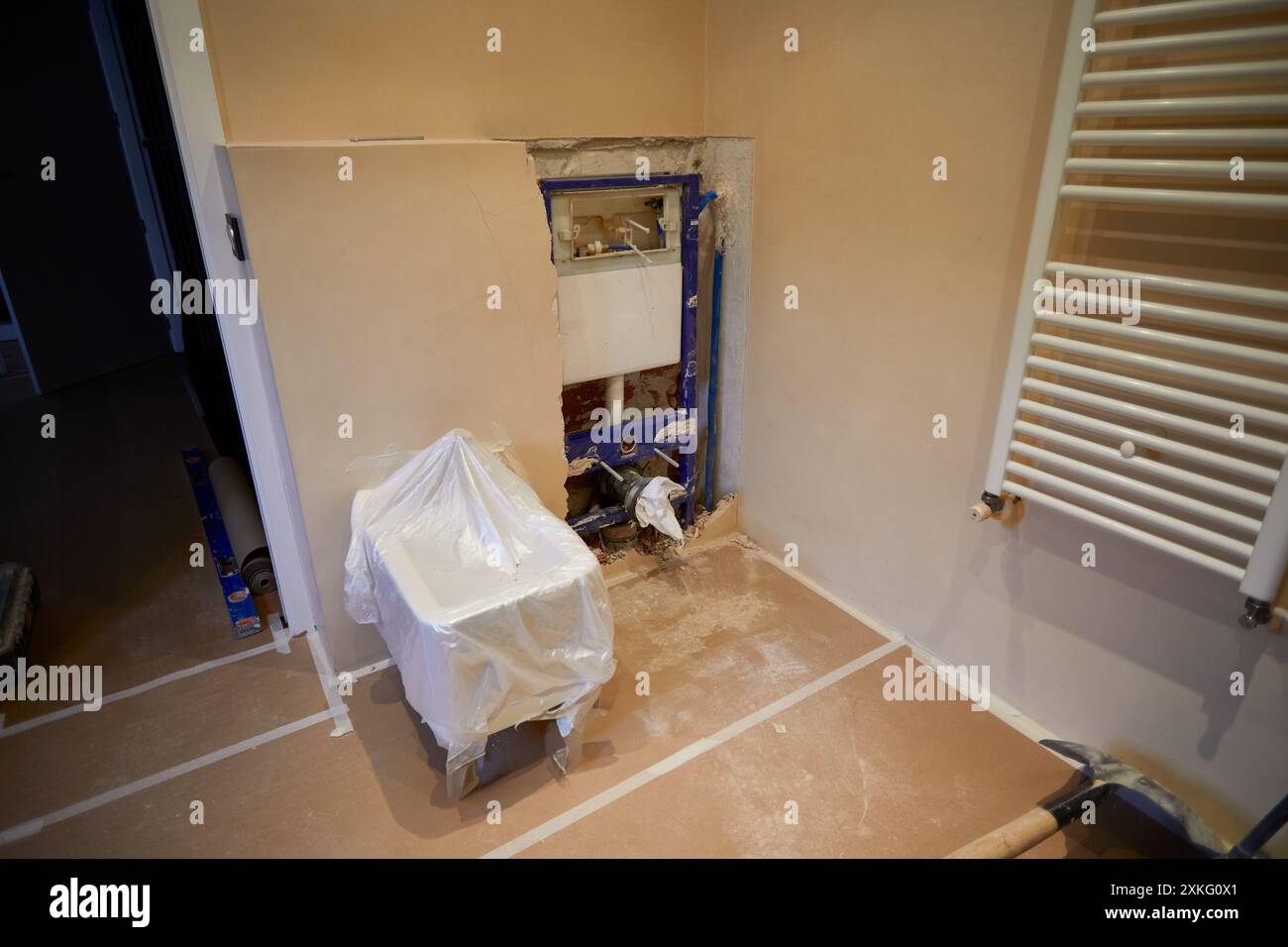 Work to change the internal cistern of a bathroom in a house with the ...