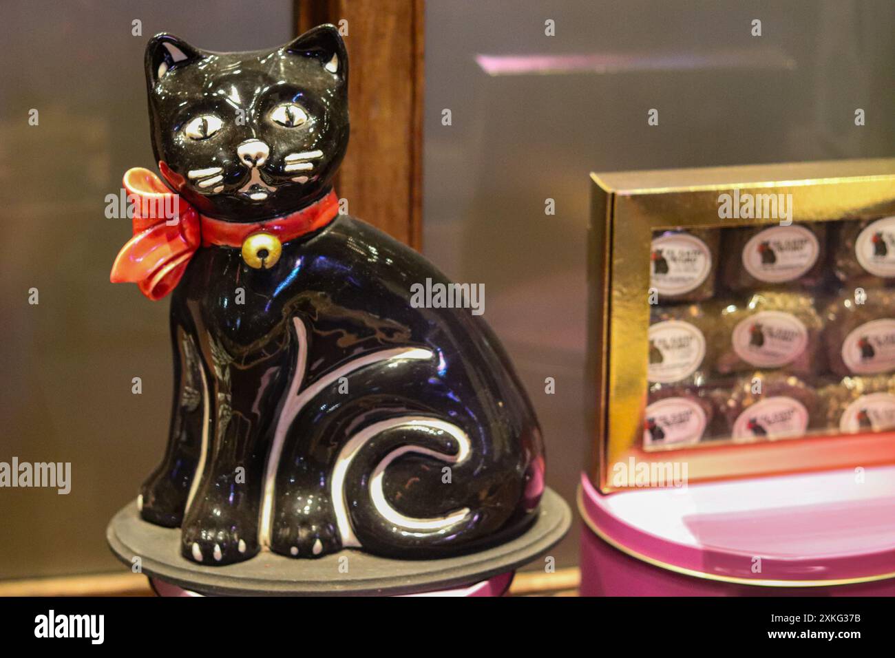 ceramic figure in the window of the renowned El Gato Negro cafe bar in ...
