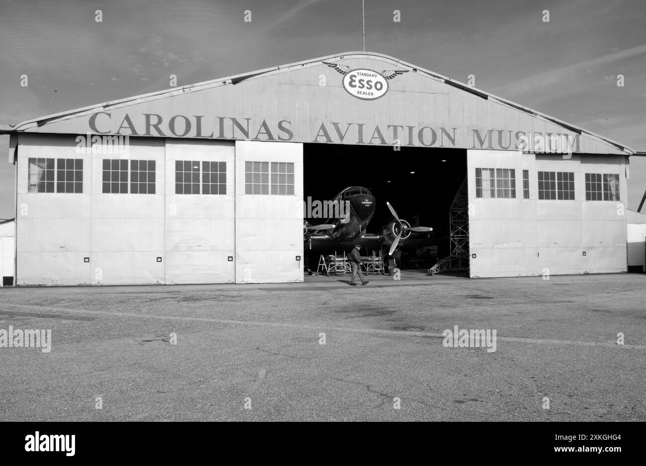 North carolina charlotte airport hi-res stock photography and images ...