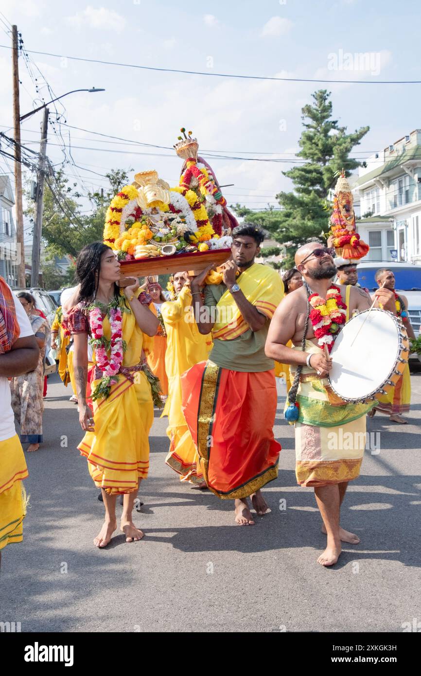 Devout Hindu worshippers march to the Arya Spiritual Grounds for the ...