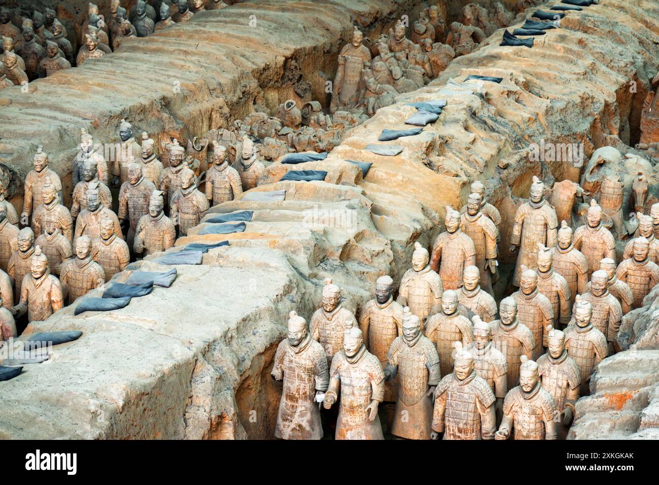 View of the Terracotta Warriors and remains of sculptures Stock Photo ...