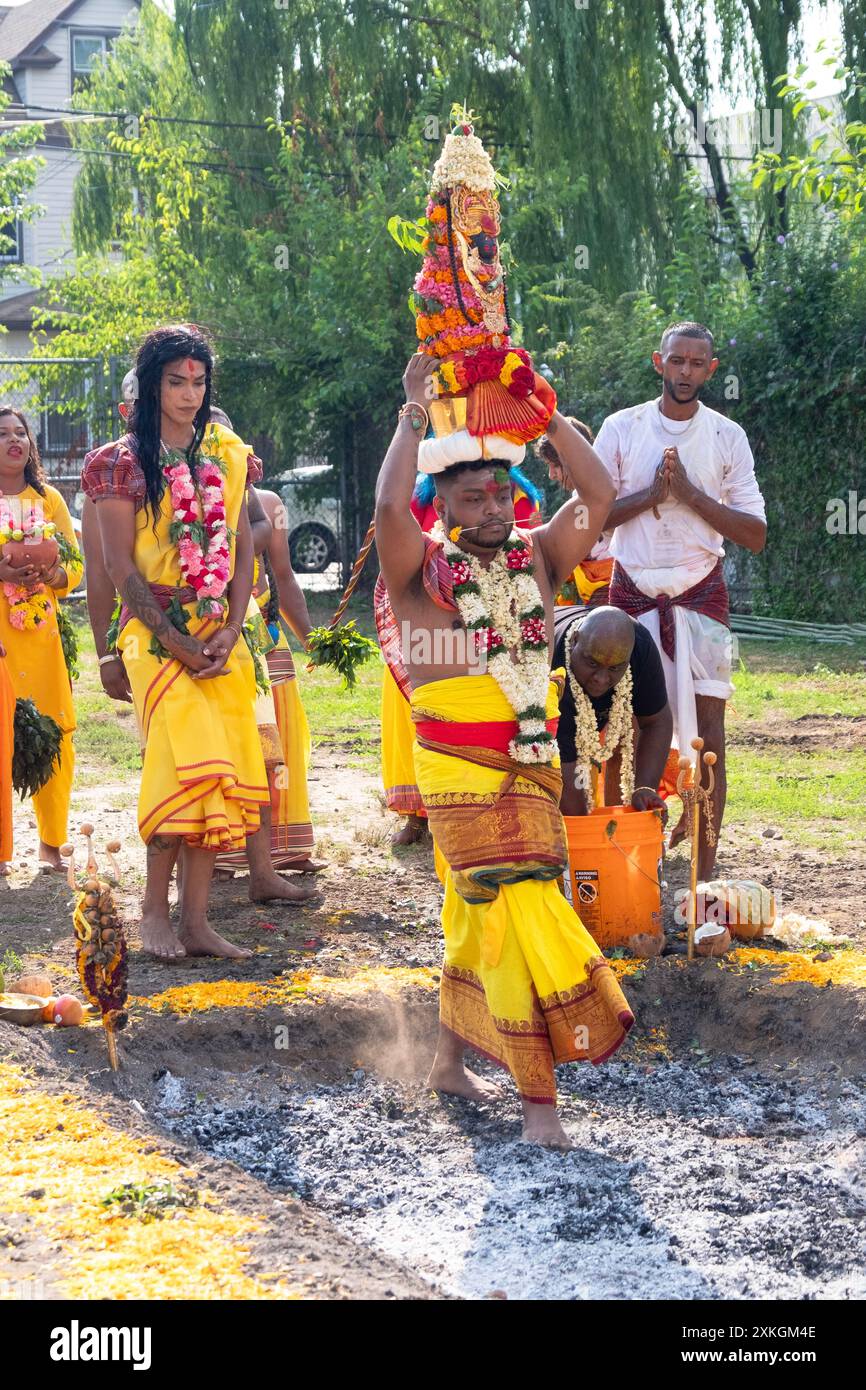 Man carrying woman walks barefoot hi-res stock photography and images ...