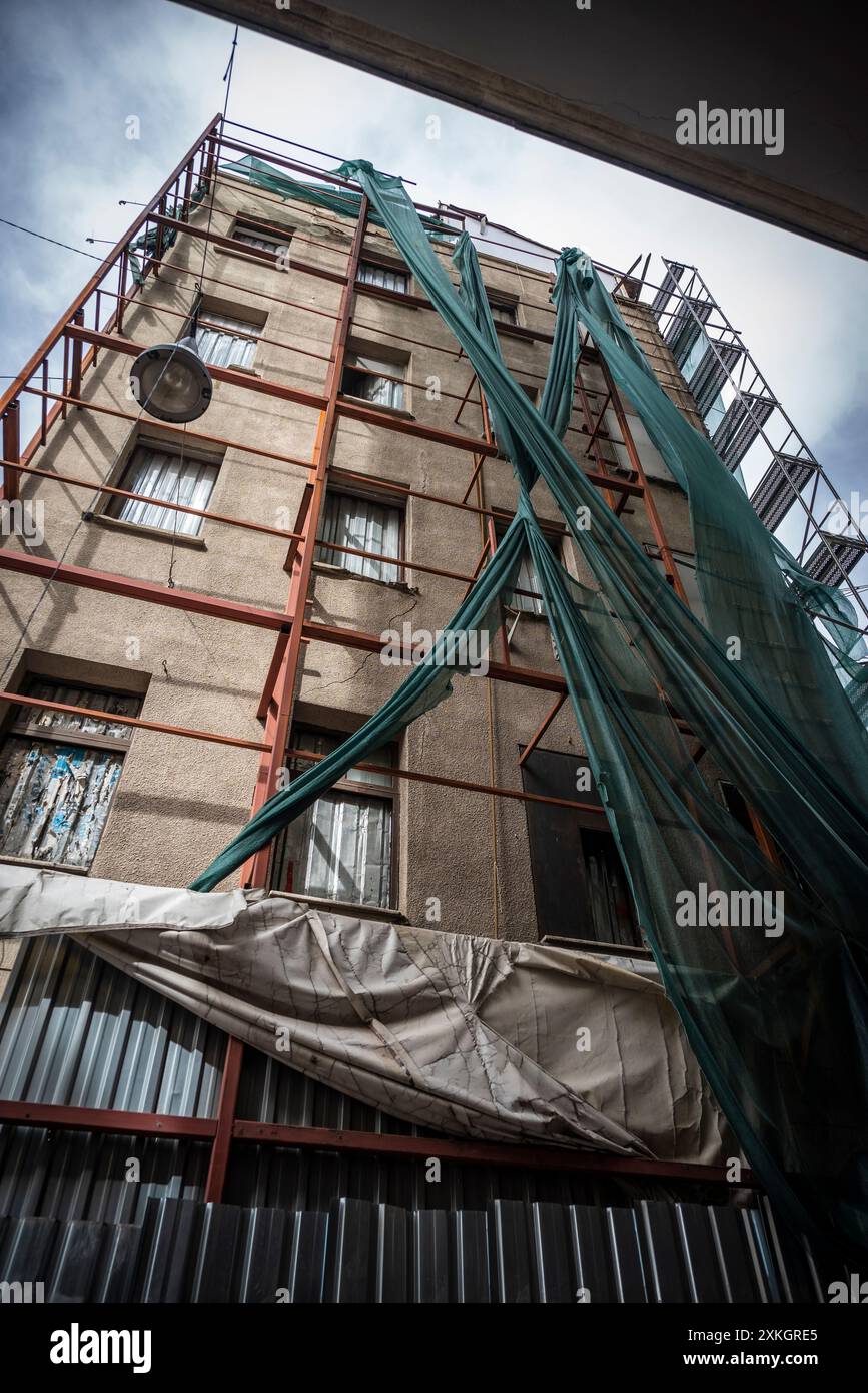 Old apartment block under scaffolding, Istanbul, Turkey Stock Photo - Alamy