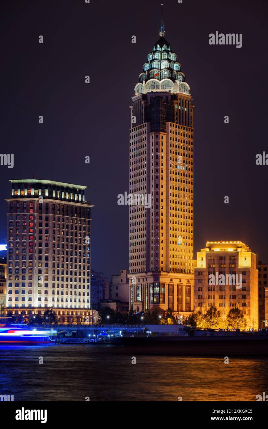 Night view of skyscraper and old buildings on the Bund (Waitan Stock ...
