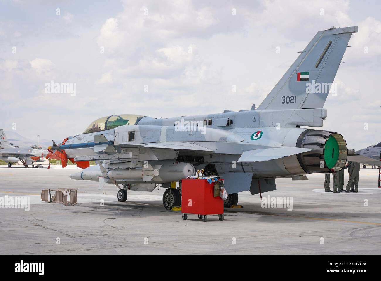 United arab emirates f 16 desert falcon hi-res stock photography and ...