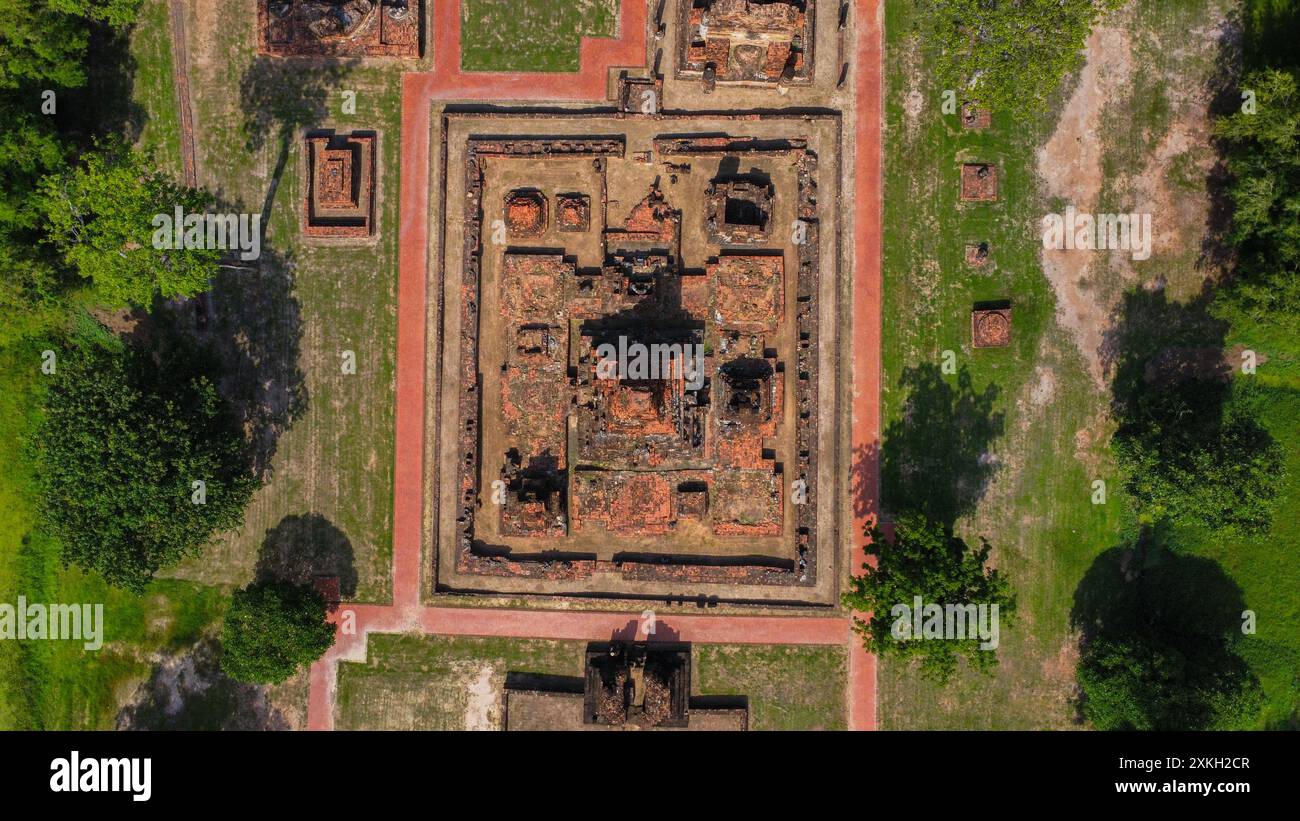 People complex path aerial hi-res stock photography and images - Alamy