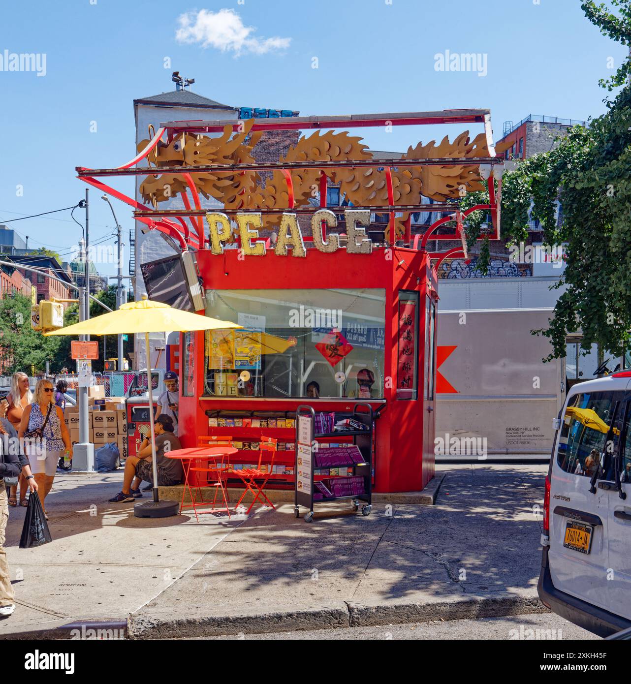 NYC Chinatown: The Chinatown Information Kiosk is on the triangular ...