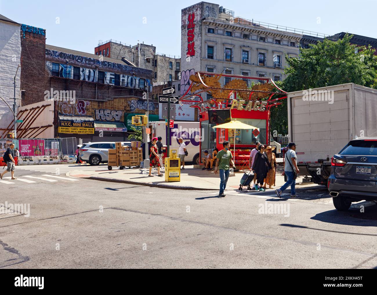 Kiosk information booth hi-res stock photography and images - Alamy
