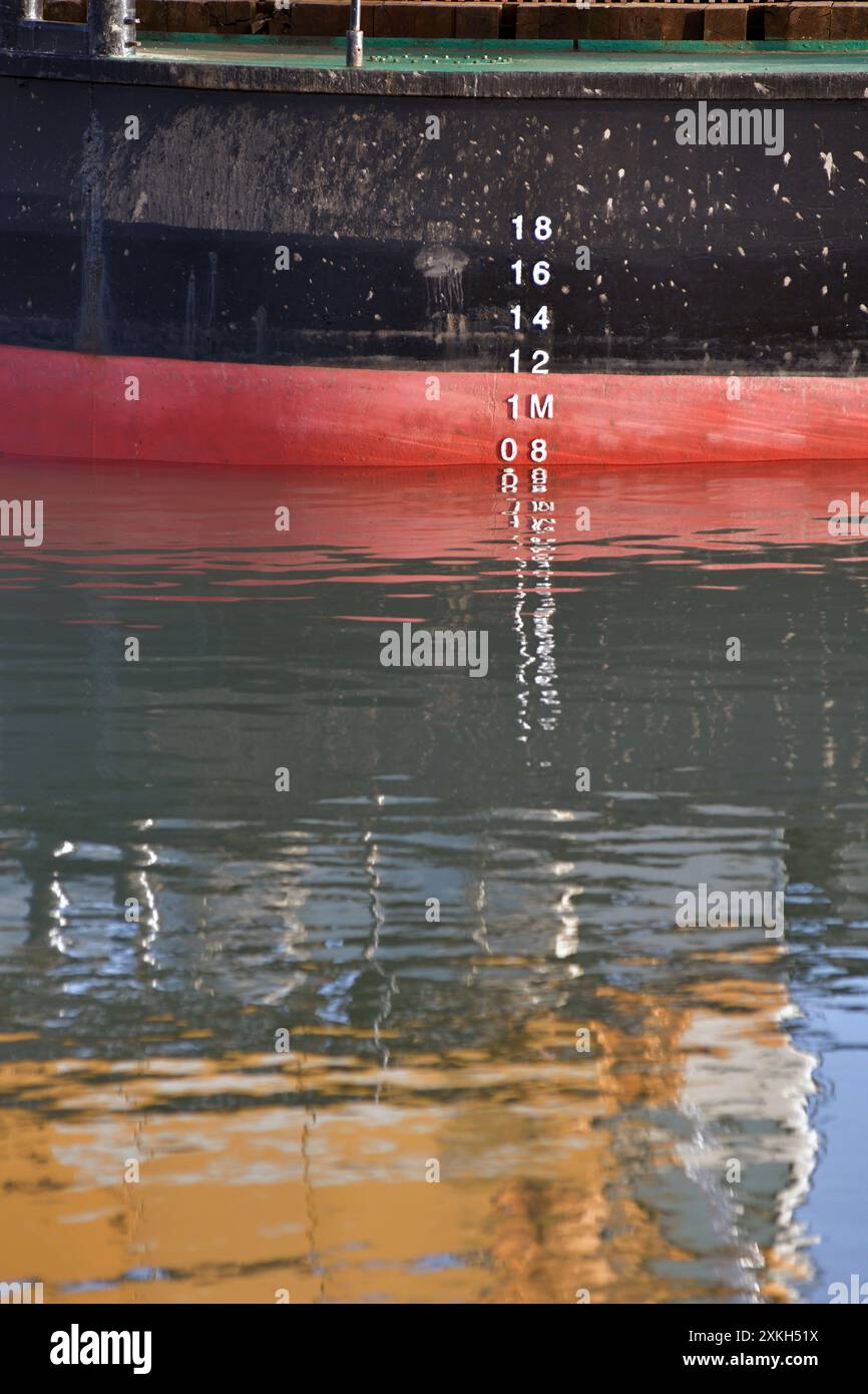 Load line markings hi-res stock photography and images - Alamy