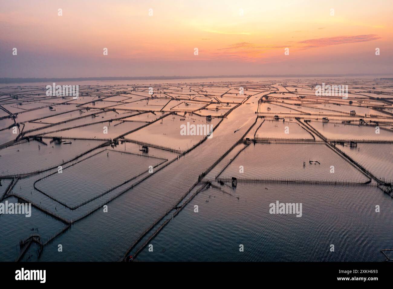 Chuon Lagoon, Hue belongs to the largest lagoon system in Vietnam ...