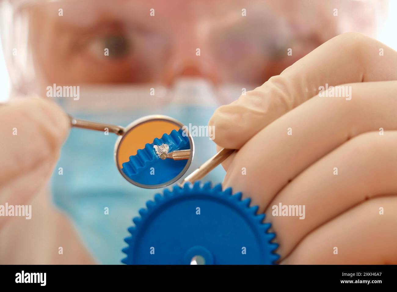 Zahnartzt arbeiten an Zahnrad, mit spiegel, Symbol Stock Photo - Alamy