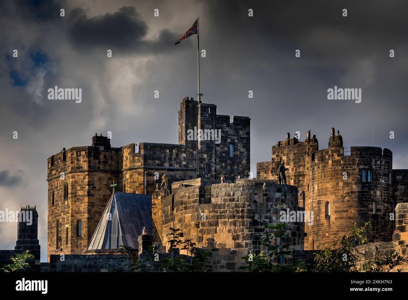 Alnwick castle harry potter hi-res stock photography and images - Alamy
