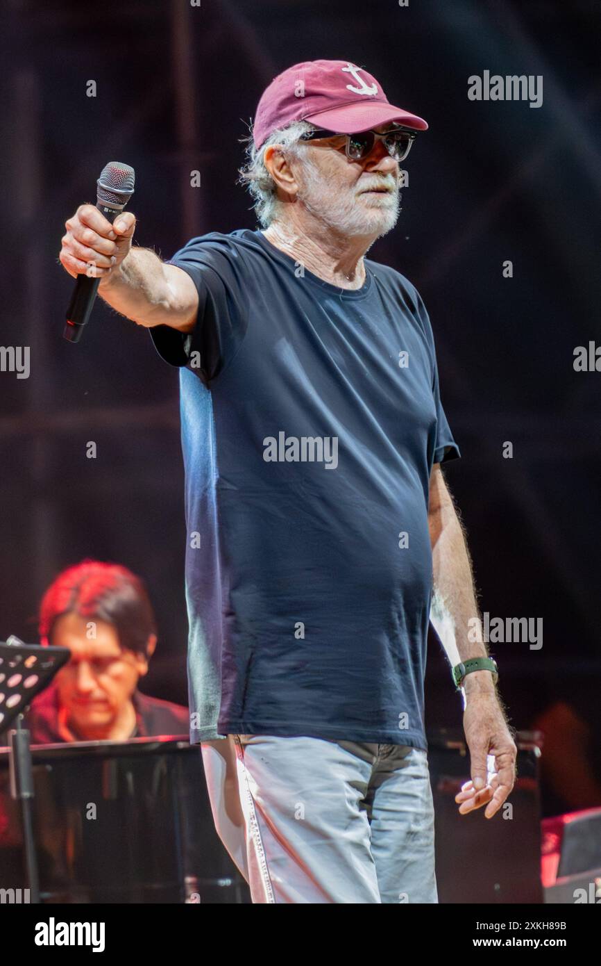Francesco De Gregori on stage during Francesco De Gregori dal vivo 2024 ...