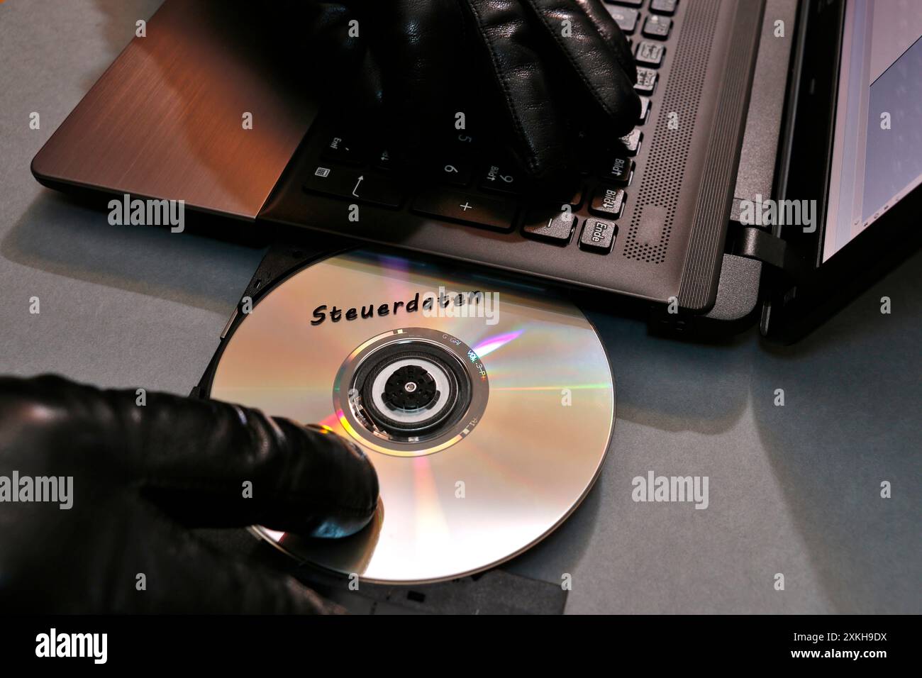 Hacker am PC mit CD Stock Photo - Alamy