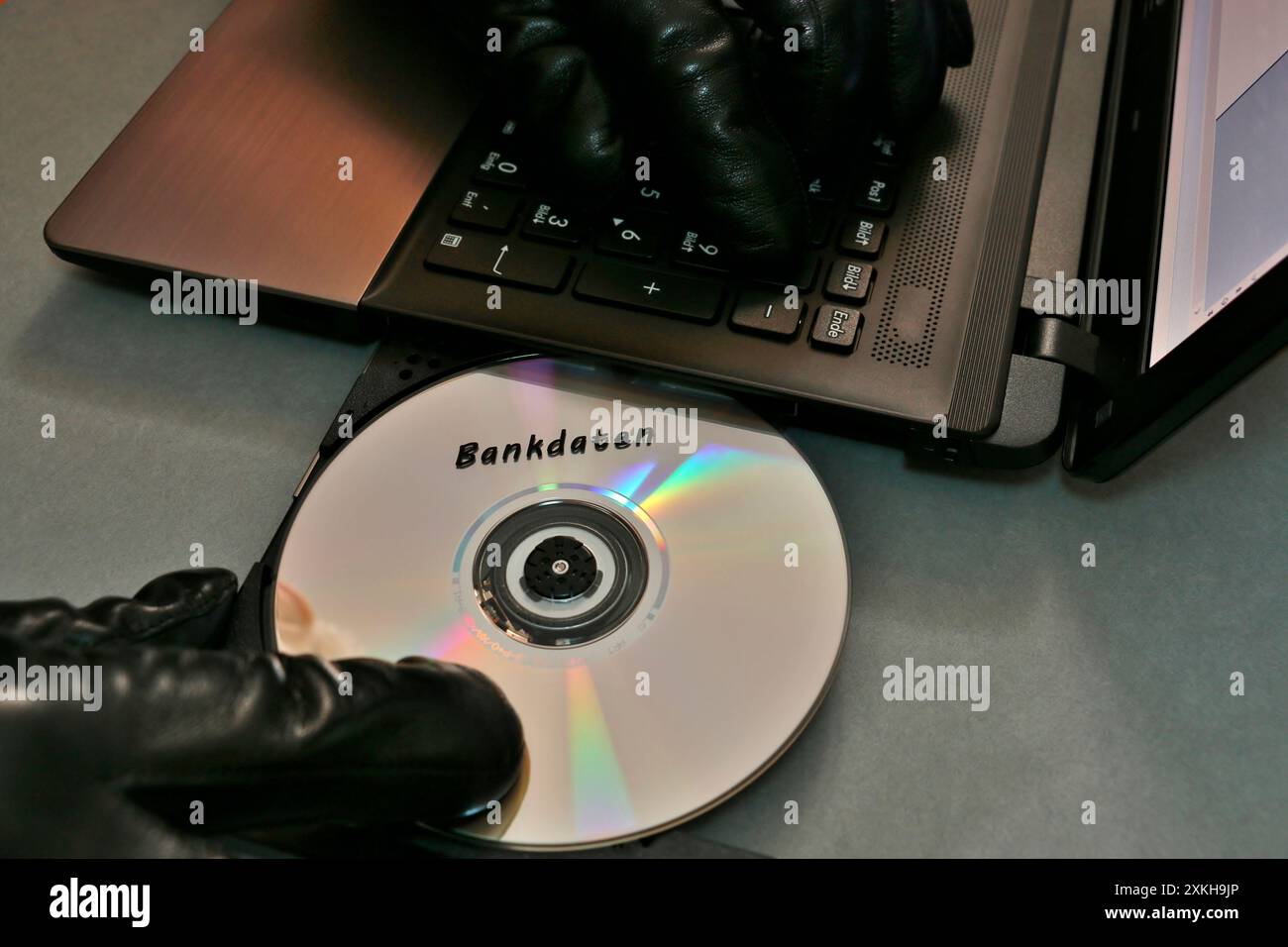 Hacker am PC mit CD Stock Photo - Alamy