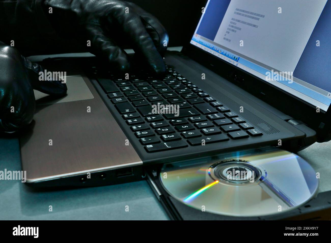 Hacker am PC mit CD Stock Photo - Alamy