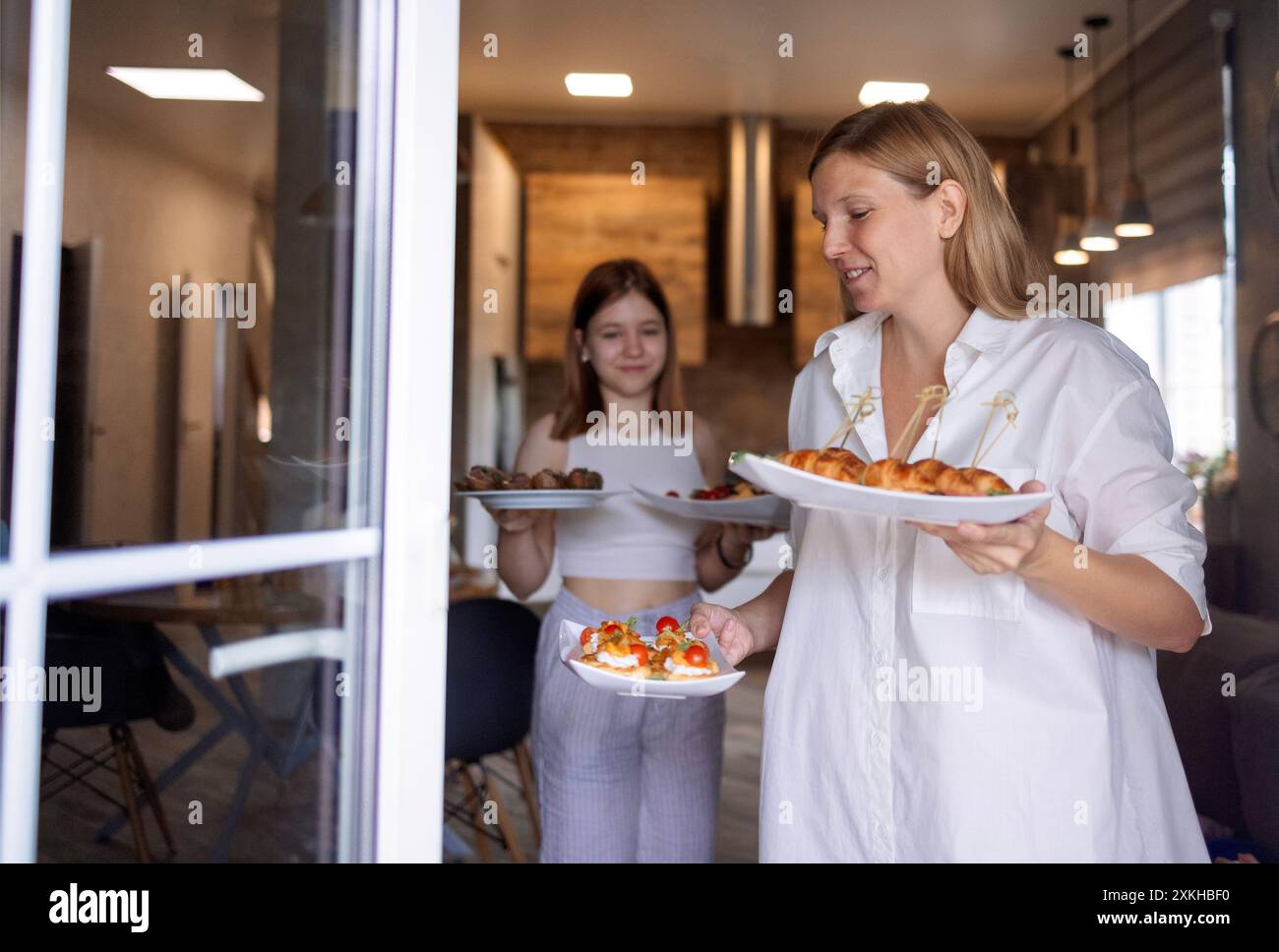 Mom plates hi-res stock photography and images - Alamy