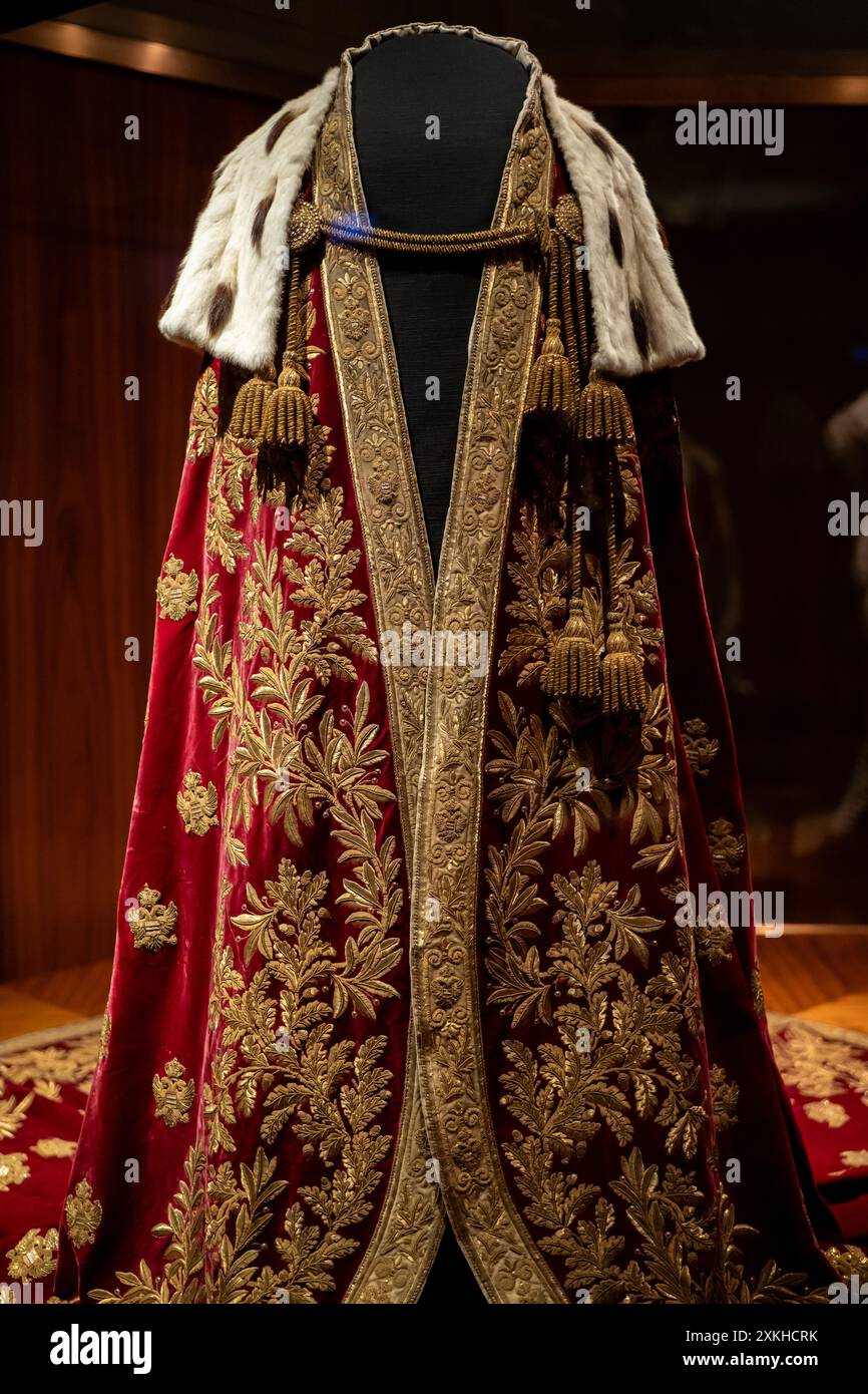 Coronation cloak medieval hi-res stock photography and images - Alamy