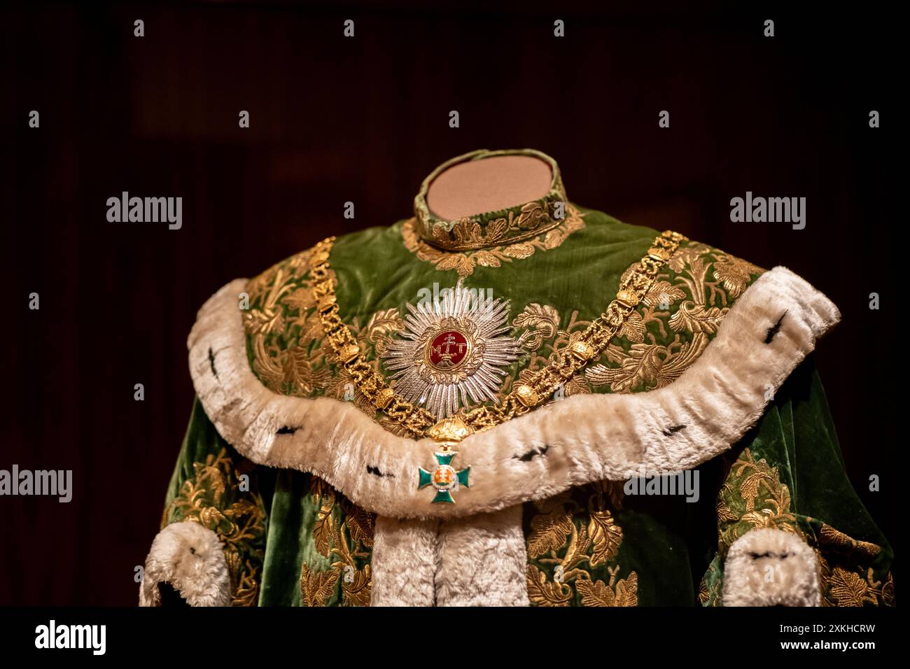 Royal robe ermine hi-res stock photography and images - Alamy